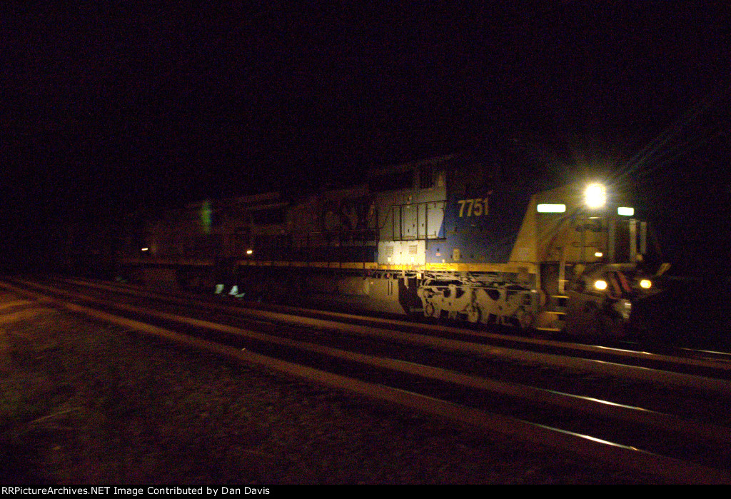 CSX C40-8W 7751 leads Q417-17